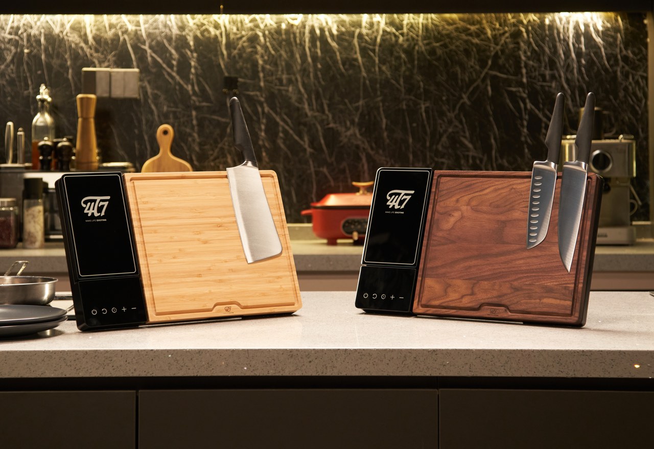 Smart chopping board with a built-in calorie counter and kitchen timer ...