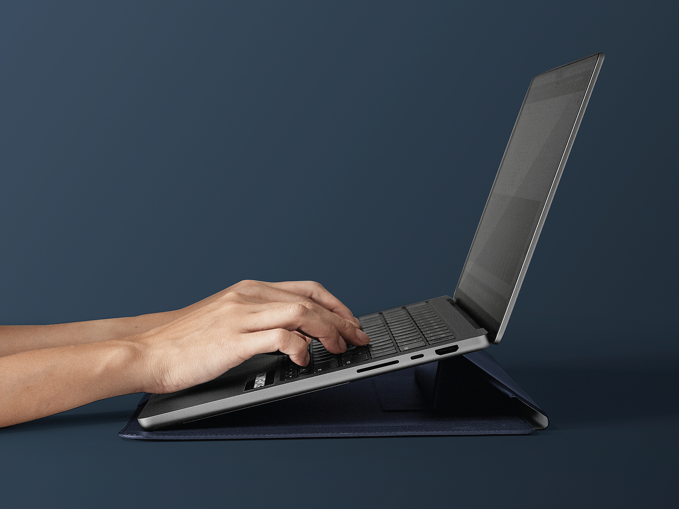 【2023年 iF设计奖】Oslo 2-in-1 Laptop Sleeve Built-in Smart Stand - 普象网