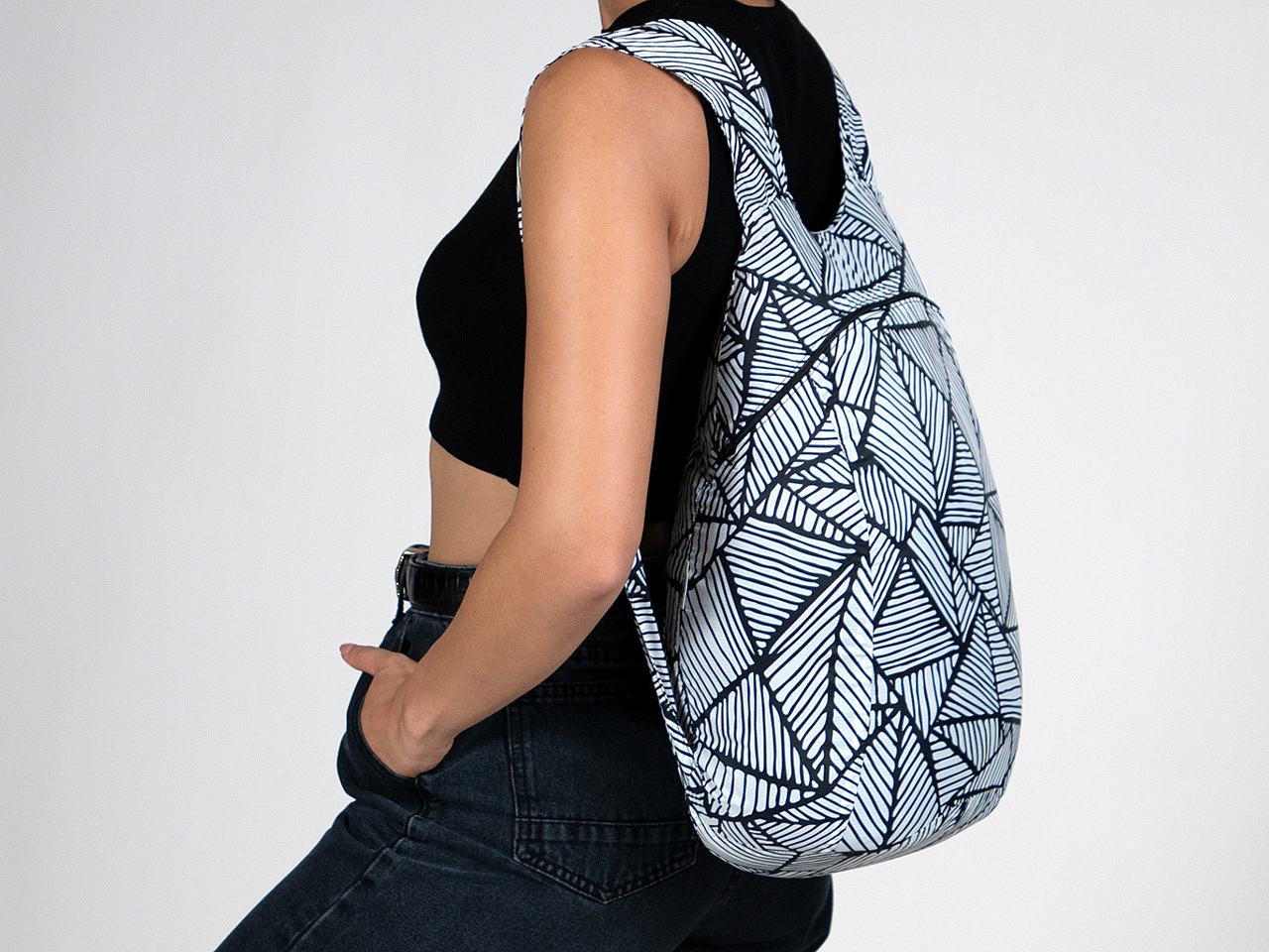 超级迷你的Nanobag Daypack背包，可折叠至翻盖手机大小！ - 普象网